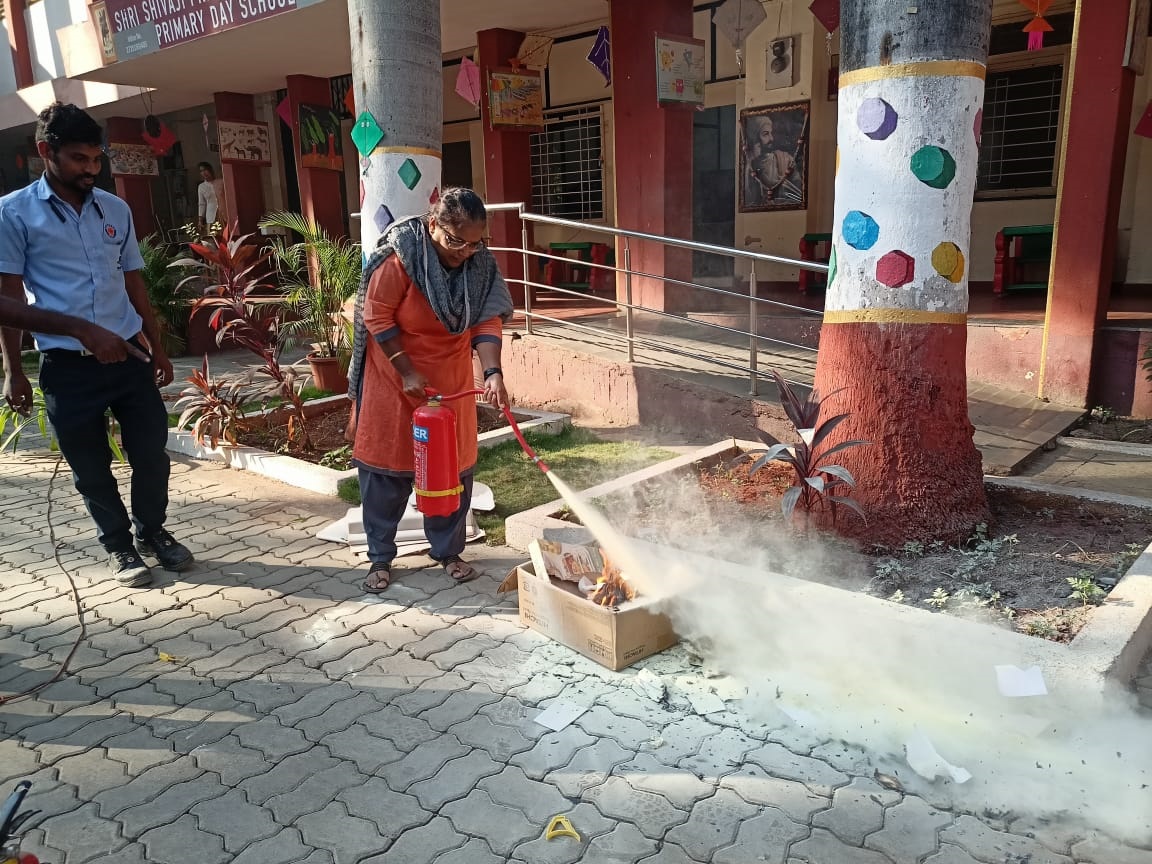 Fire Extinguisher Demonstration - AISSMS Shri Shivaji Preparatory ...